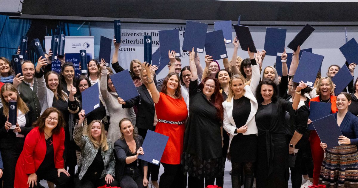 Wir feiern den Abschluss des Studiums... - Universität für ...